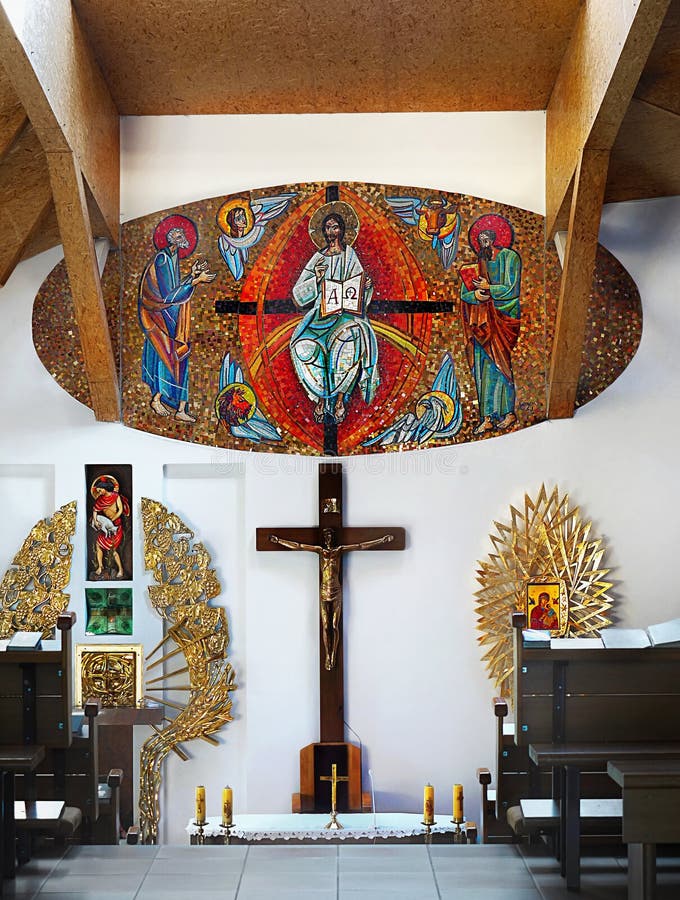 La chapelle moderne photo stock. Image du course, croix - 48718602