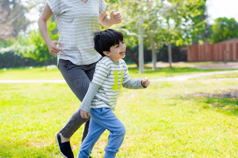 Intentos De La Madre Para Coger a Su Hijo Foto de archivo - Imagen de ...