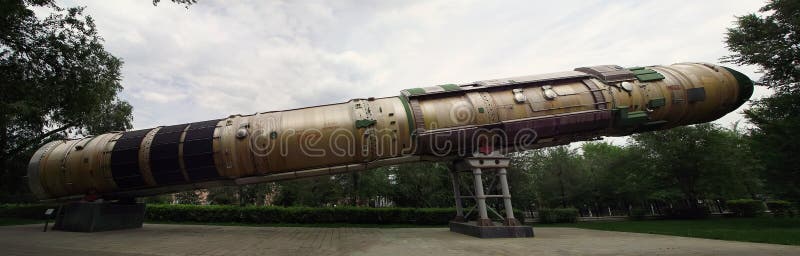 Intercontinentaal Ballistisch Projectiel Met Stadscamouflage Op De ...