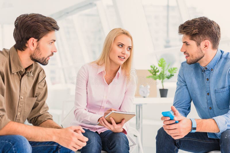Interessante Bespreking Van Drie Mensen Stock Afbeelding - Image of ...