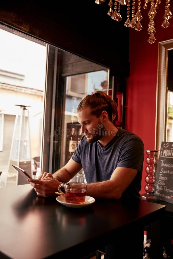 Interessanter Junger Mann in Einer Kneipe Stockbild - Bild von ...