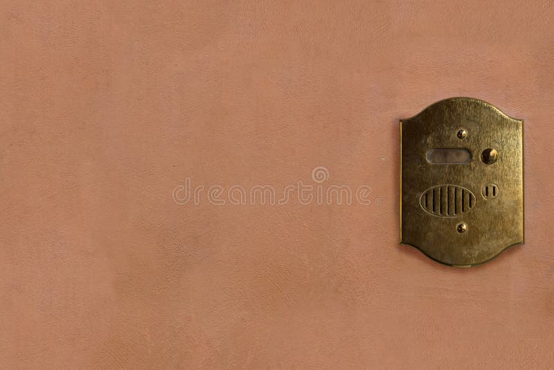 Interfone De Bronze Antigo Em Parede Pintada. Fundo Vintage Foto de ...