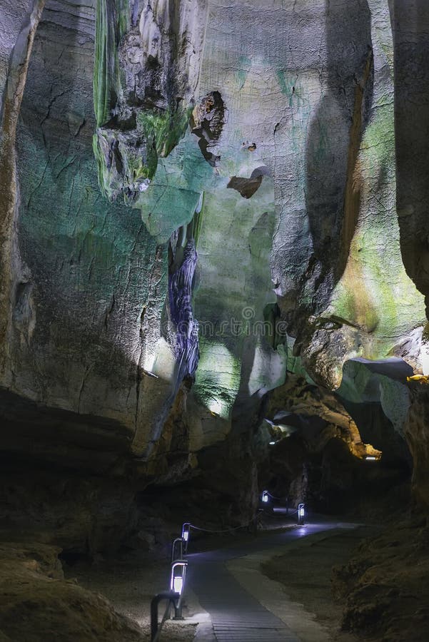 Interior Com Passagem De Caverna Cueva De Las Calaveras Em Benidoleig ...