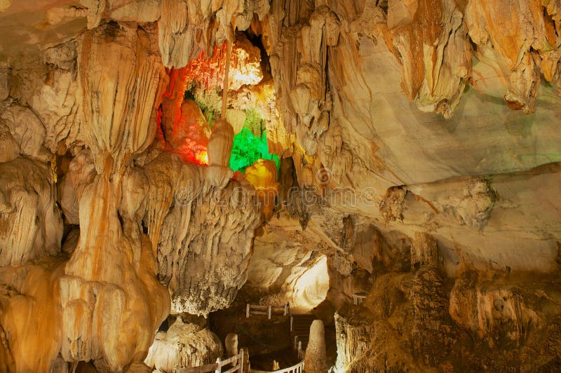 Interior Da Caverna Bonita De Tham Jang Em Vang Vieng, Laos Foto de ...