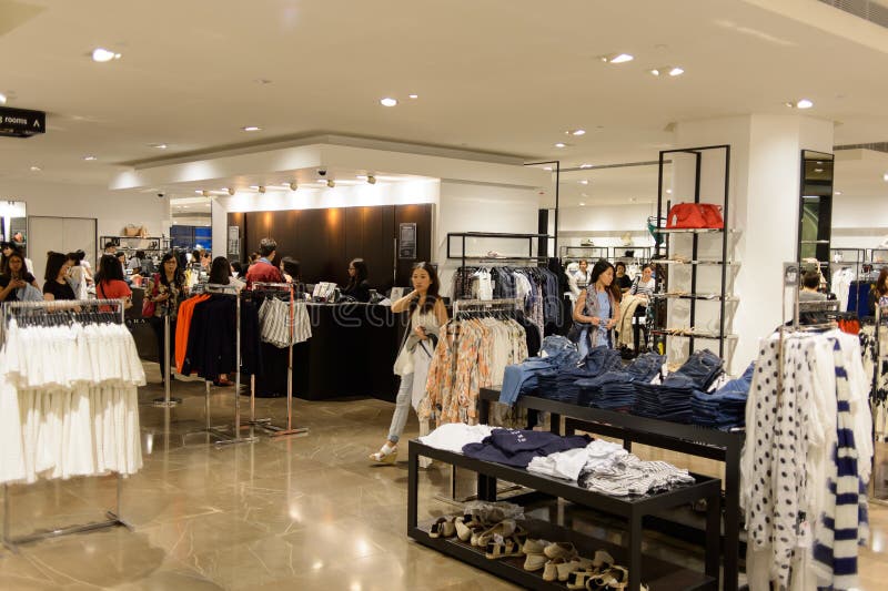 Interior da loja de Zara foto de stock editorial. Imagem de interior ...