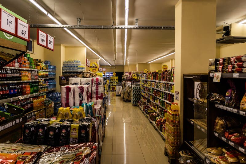 Interior da mercearia foto de stock editorial. Imagem de bebidas - 93669578