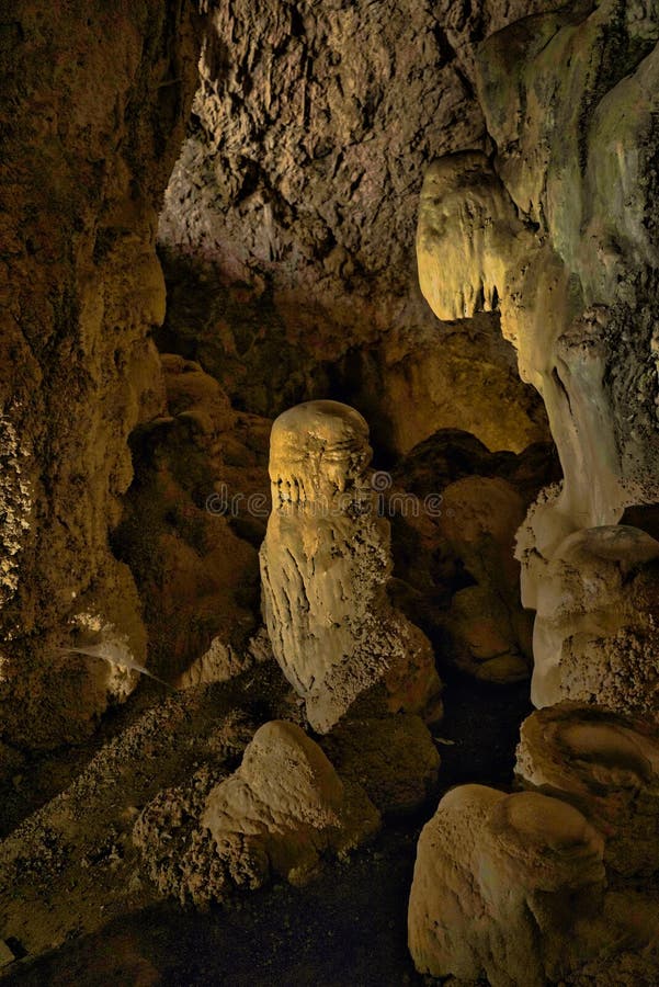 Interior De Caverna Con Efectos Visibles De Los Procesos De Karst Foto ...