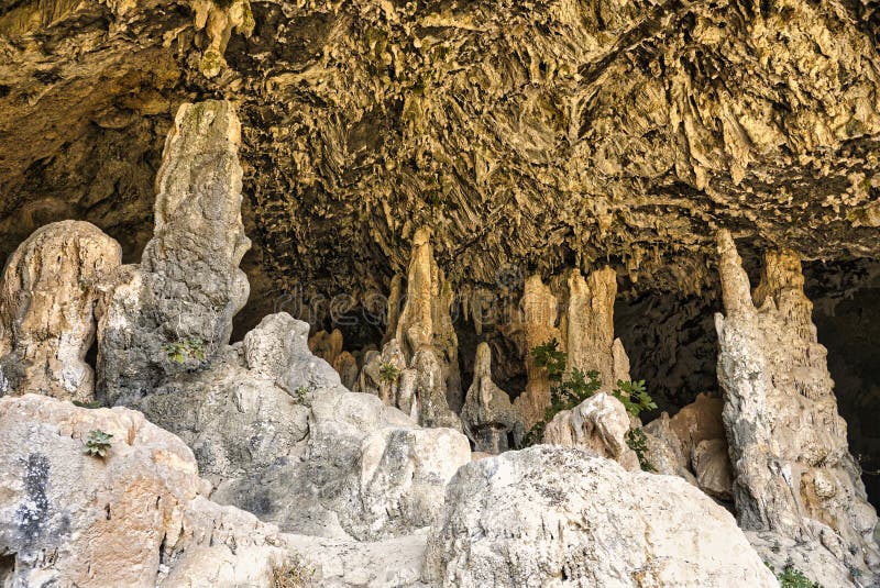 Interior De Cavernas Con Efectos Visibles De Procesos De Karst Como Estalagmite Y Estalactita ...