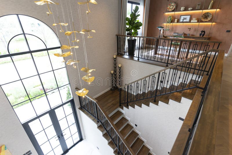 Interior De Escada De Corredor Luxuosa Com Candelabro Dourado. Foto de Stock - Imagem de caro ...