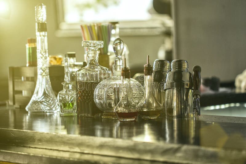 Interior De La Barra, Botellas Foto de archivo - Imagen de enmascarado ...