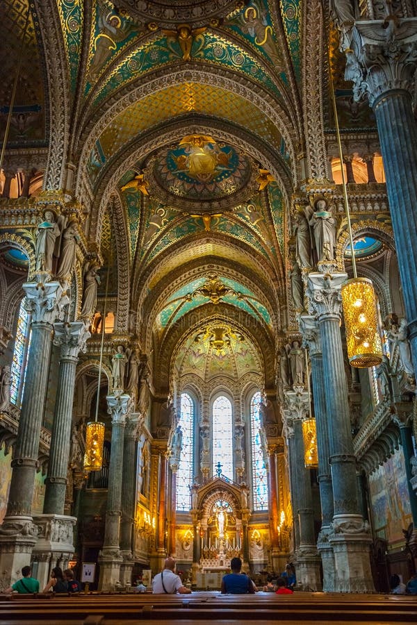 Interior De La Catedral De Lyon, Francia Foto de archivo editorial ...