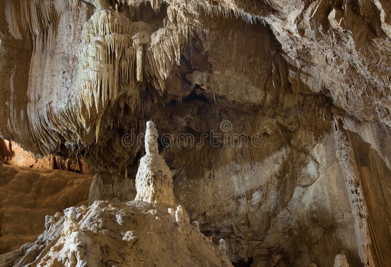 Interior de la cueva foto de archivo. Imagen de amarillo - 11221362