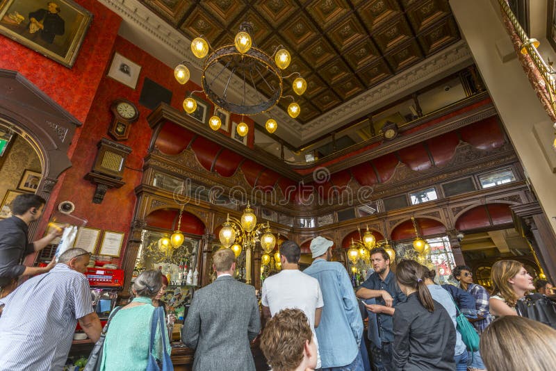 Interior De Una Taberna Vieja Con Muebles De Madera Viejos Imagen ...