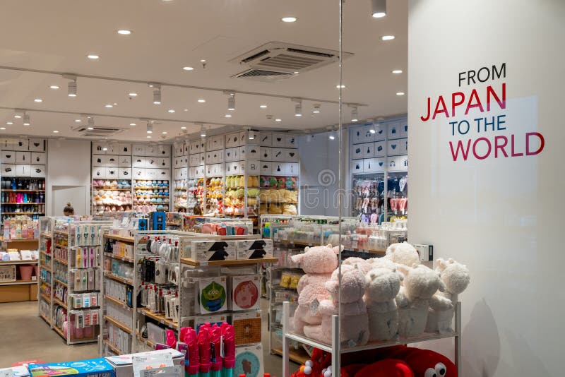 Interior De La Tienda De La Marca Miniso. Minsk Belarus 2022 Foto de ...