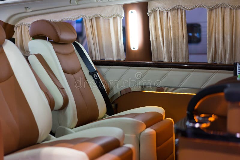 Interior de lujo del coche imagen de archivo. Imagen de manera - 42271455