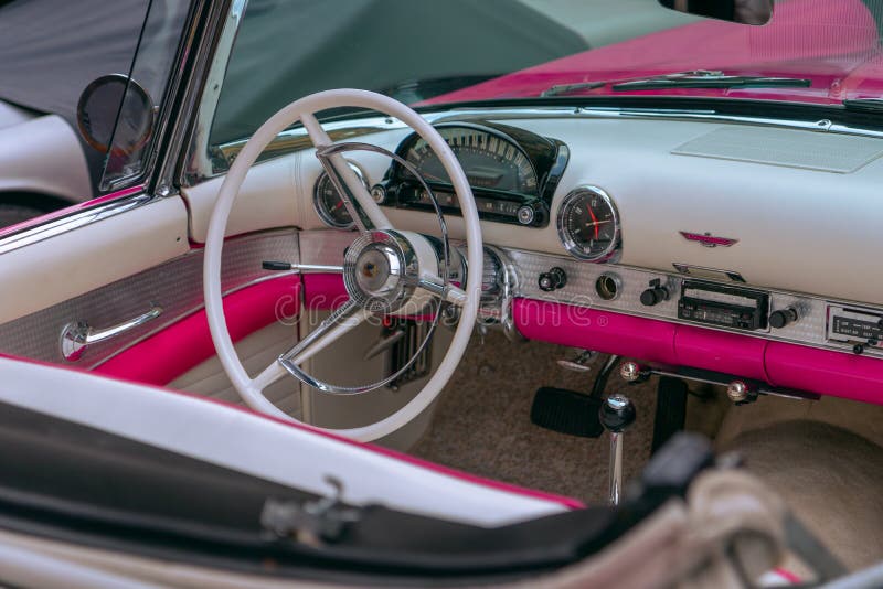 Interior De Um Cabriolet Do Vintage Nos Tons Brancos E Cor-de-rosa Foto ...