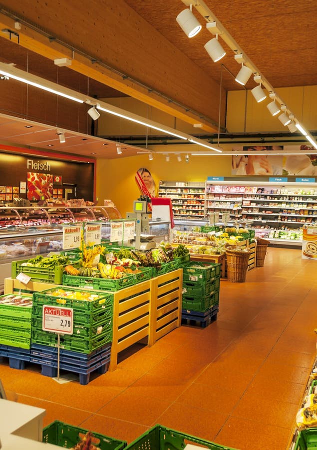 Interior De Um Supermercado Com Compras De Clientes Foto de Stock ...