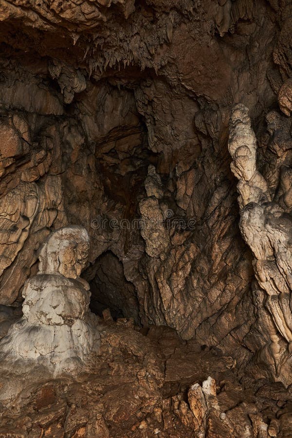 Interior De Uma Caverna Com Ortotemas Foto de Stock - Imagem de ...