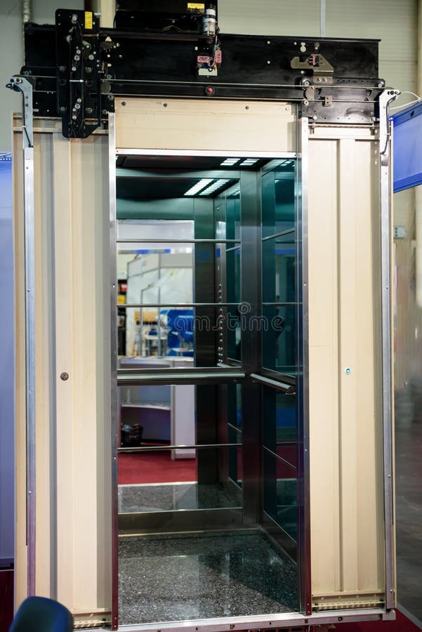 Interior De Un Ascensor Moderno. Puertas Y El Interior Del Ascensor ...