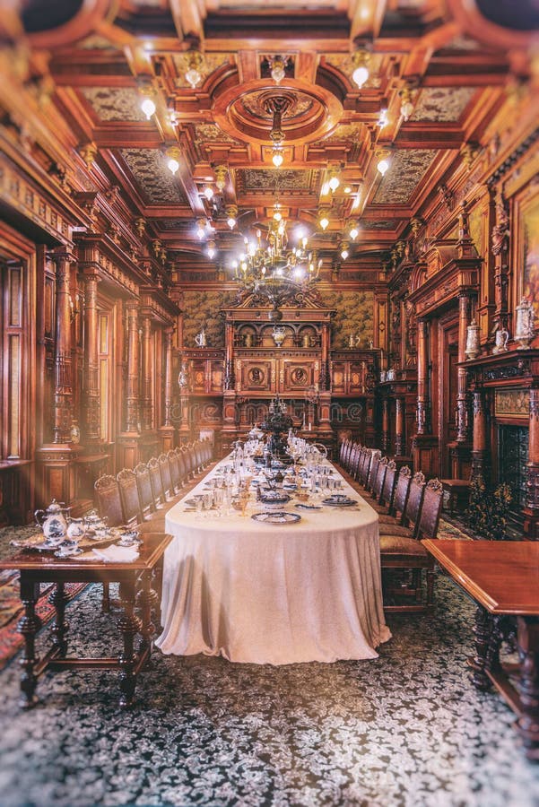 Interior De Un Castillo Con Un Techo Interesante Foto de archivo ...