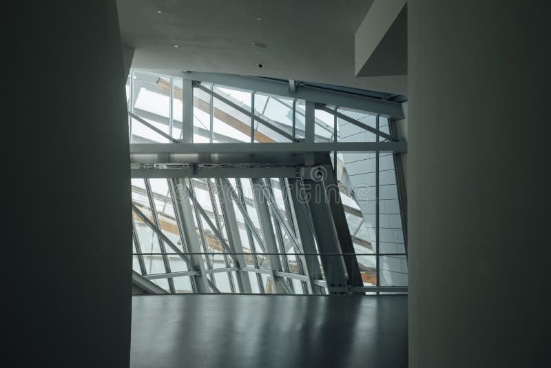 Interior De Un Edificio Beige Moderno Con Ventanales Imagen de archivo ...