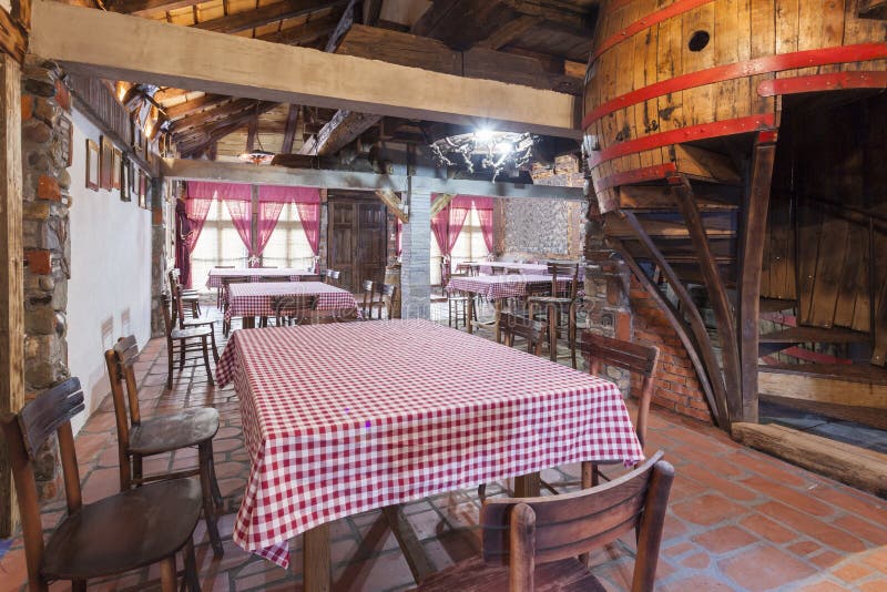 Interior De Un Restaurante Rústico Del Vino Foto de archivo - Imagen de ...