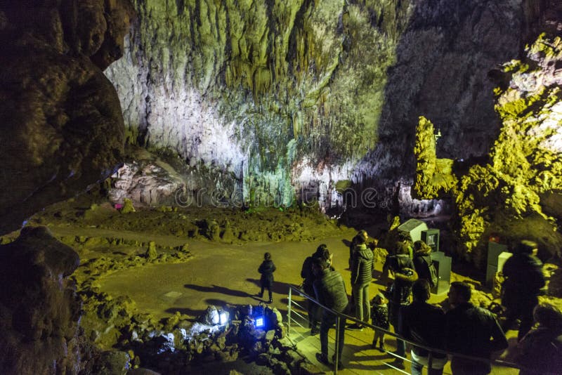 Interior de una cueva imagen de archivo. Imagen de empuje - 83320311
