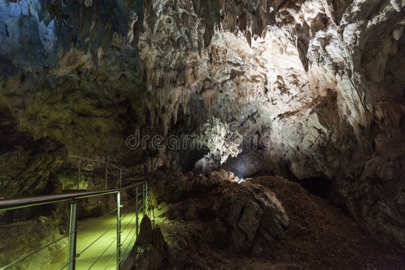 Interior de una cueva imagen de archivo. Imagen de ambiente - 83319295