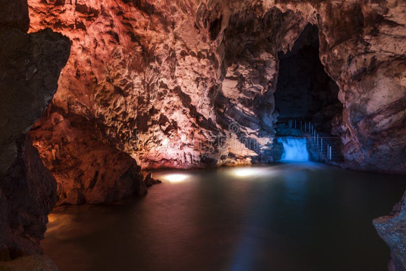 Interior de una cueva foto de archivo. Imagen de cuevas - 83320240
