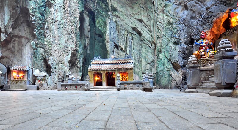 Interior De Una Cueva En Vietnam Imagen de archivo - Imagen de cueva ...
