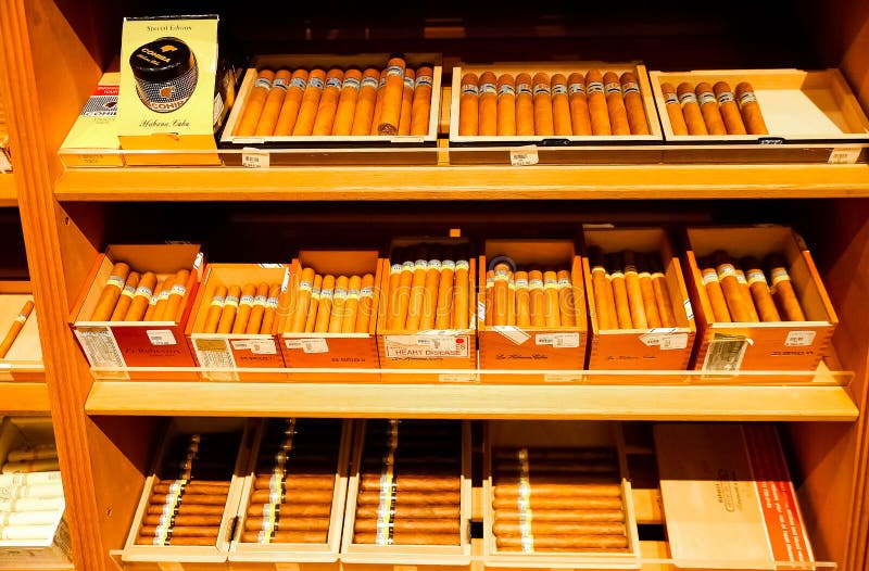 Ventana De La Tienda Del Cigarro Foto editorial - Imagen de fumar ...