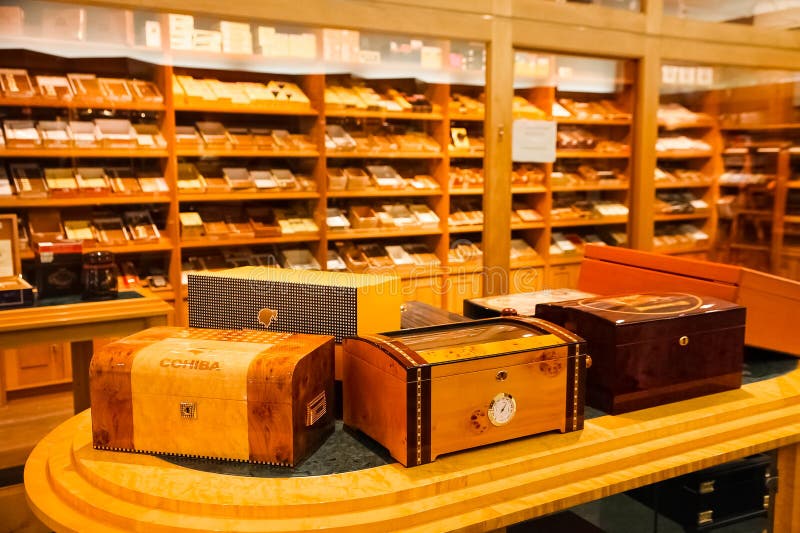 Tienda Del Cigarro Escaparate Con Muchos Cigarros Cubanos Foto de ...