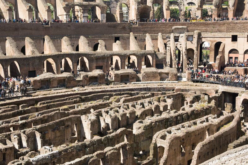 Interior del coliseo, Roma fotografía editorial. Imagen de viejo - 55623307
