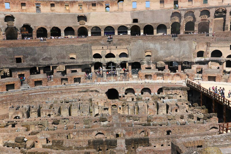 Interior del coliseo, Roma fotografía editorial. Imagen de viejo - 55623307
