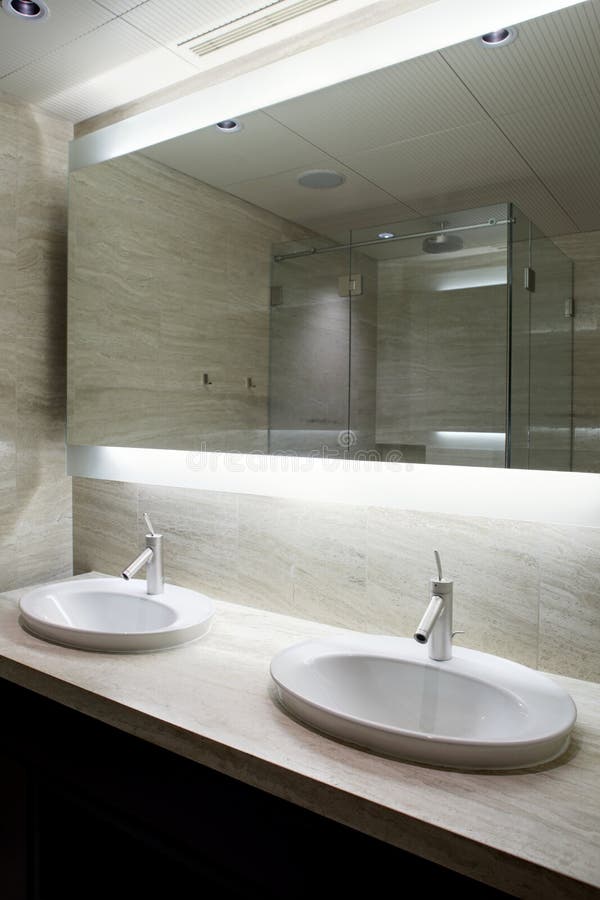 Interior Del Retrete Moderno En Estilo Europeo Imagen de archivo ...