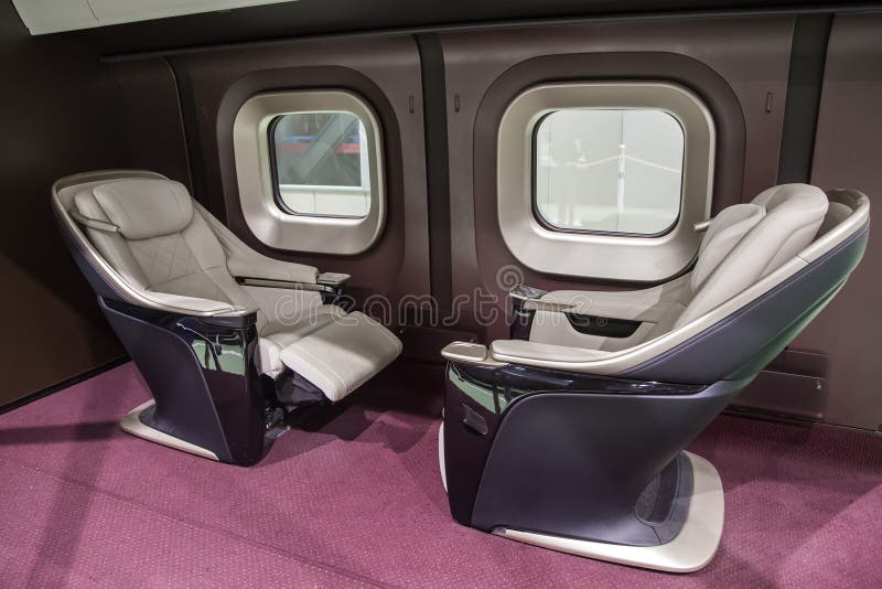 Interior del tren foto de archivo. Imagen de asiento - 82237732