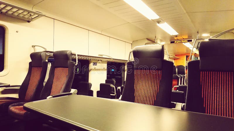 Interior del tren moderno foto de archivo. Imagen de tren - 106014430