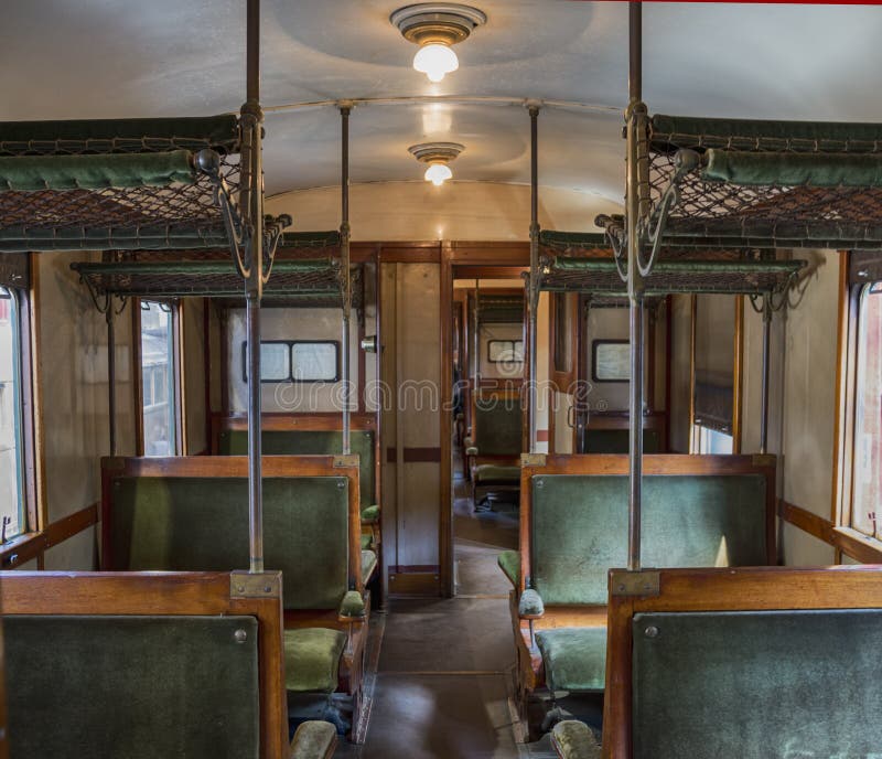 Interior Del Vintage De Un Carro Del Tren Imagen de archivo - Imagen de ...