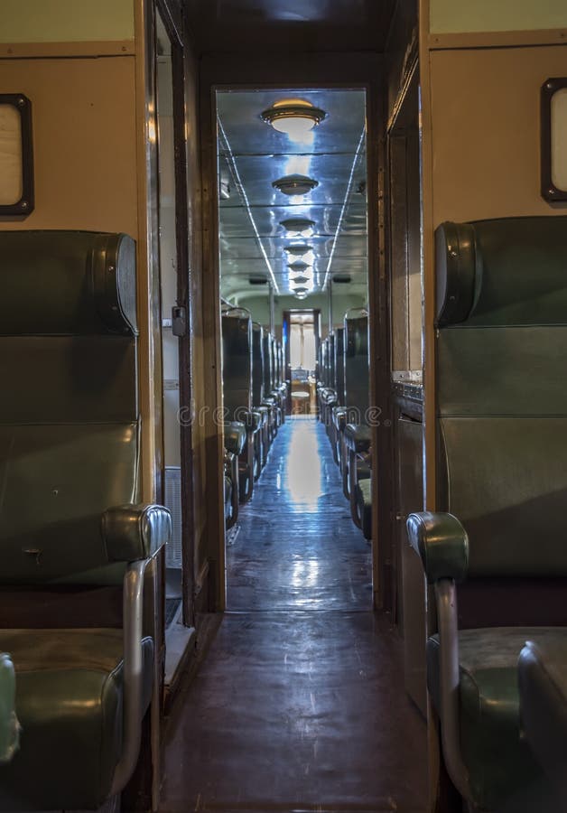 Interior Del Vintage De Un Carro Del Tren Imagen de archivo - Imagen de ...