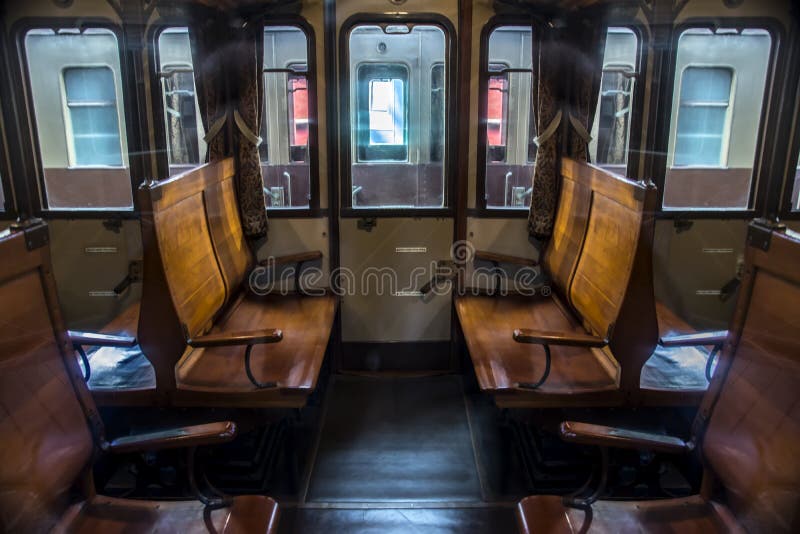 Interior Del Vintage De Un Carro Del Tren Imagen de archivo - Imagen de ...