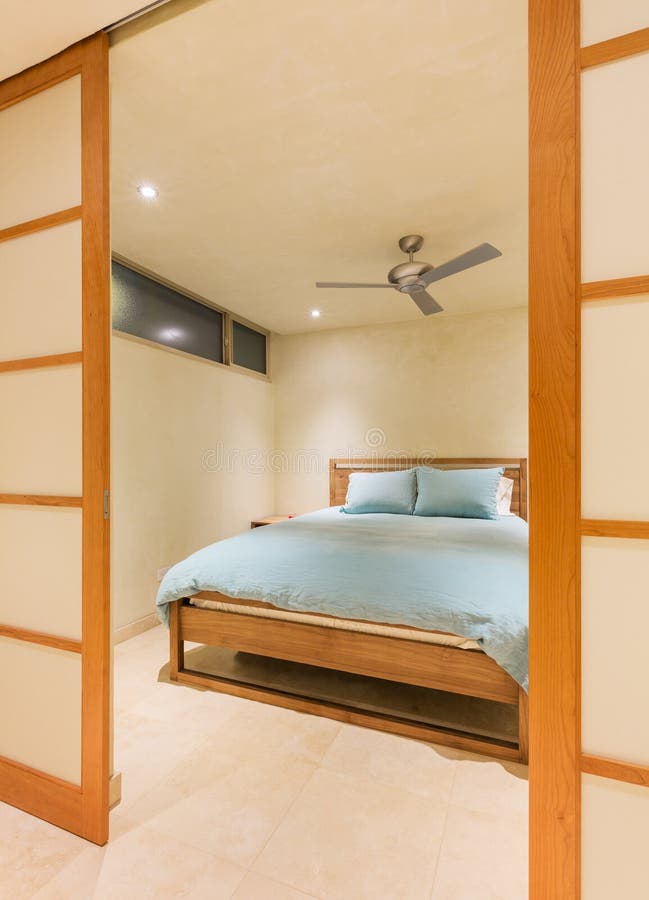 Interior Design, Grande Camera Da Letto Moderna Immagine Stock ...