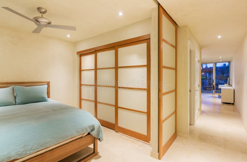 Interior Design, Grande Camera Da Letto Moderna Immagine Stock ...