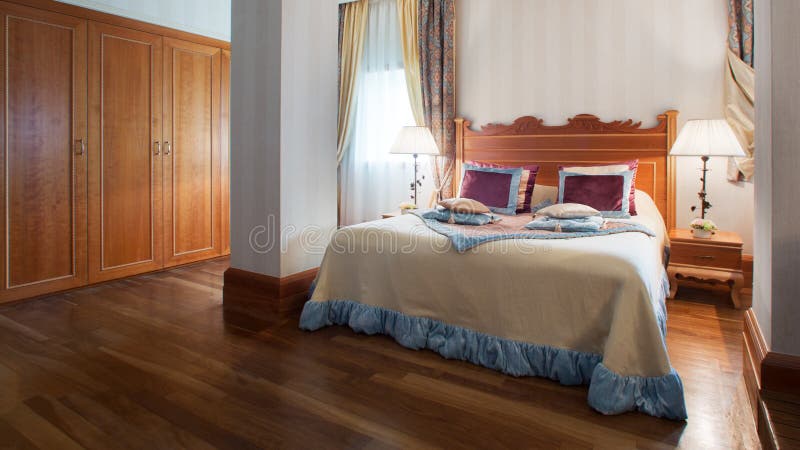 Interior Design Grande Camera Da Letto Moderna Fotografia Stock ...