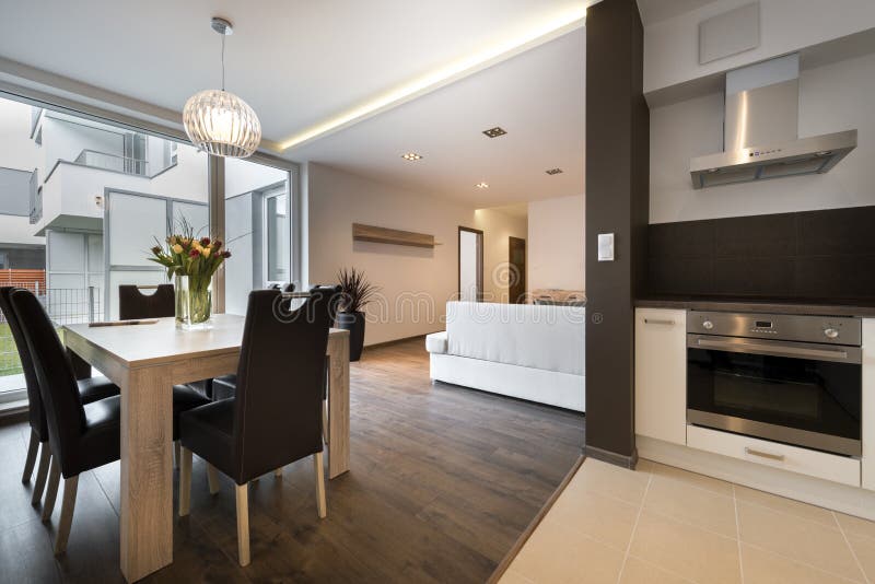 Interior Design Moderno Con La Tavola Dinning Immagine Stock - Immagine ...