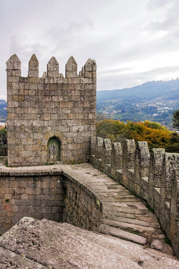Interior Do Castelo De Guimaraes, Portugal - De Guimaraes, O Castelo O ...
