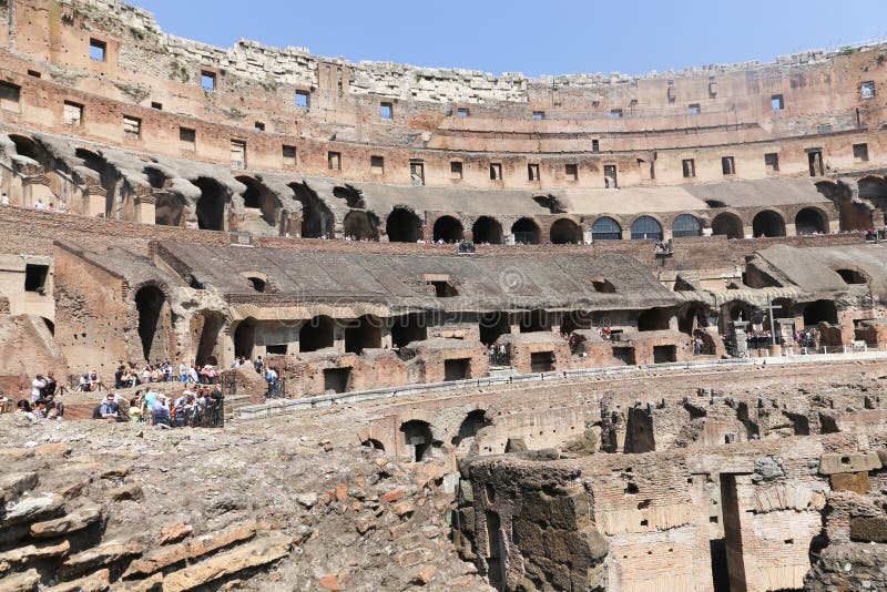 Interior do coliseu, Roma imagem editorial. Imagem de azul - 118007115
