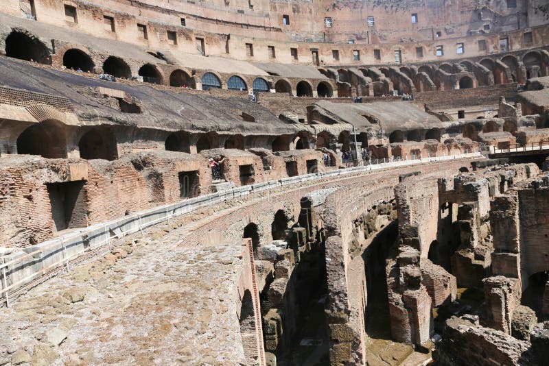 Interior do coliseu, Roma imagem de stock. Imagem de colosso - 58615029