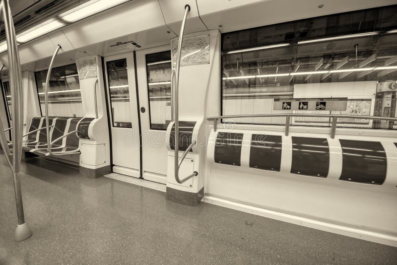 Interior Do Comboio De Metro Com Assentos Vazios Imagem de Stock ...