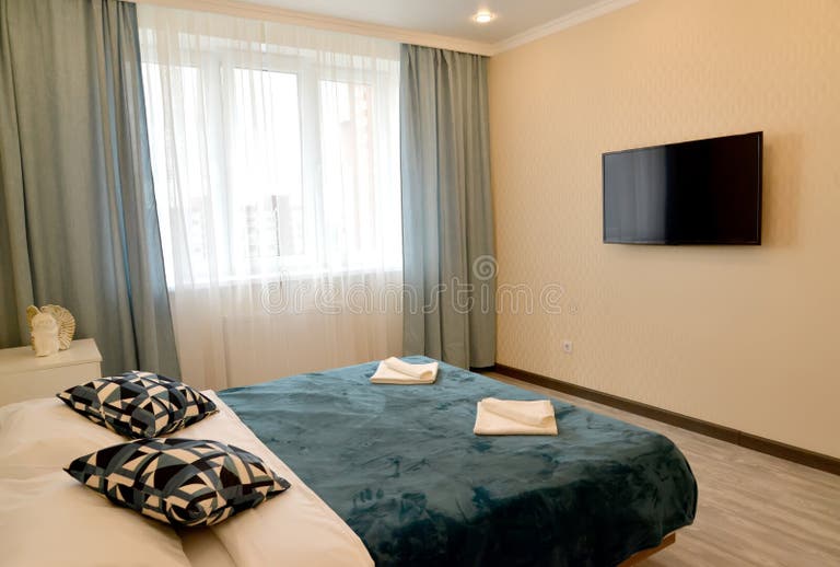 Interior Do Quarto Com Tv Na Parede Foto de Stock - Imagem de moderno ...