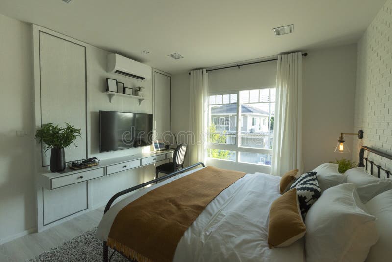 Interior Do Quarto Principal Com Janela E TV Grande Na Parede Imagem de ...